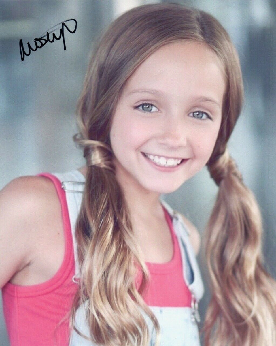 Austyn Johnson Signed Autographed 8x10 Photo The Greatest Showman Actr ...